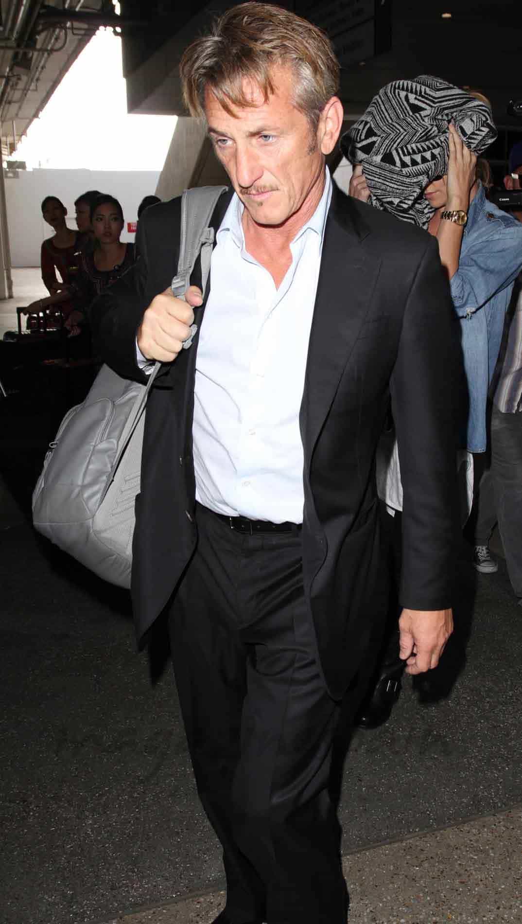 Sean Penn y Charlize Theron viajan juntos - magazinespain.com Sean Penn y Charlize Theron viajan juntos - magazinespain.com