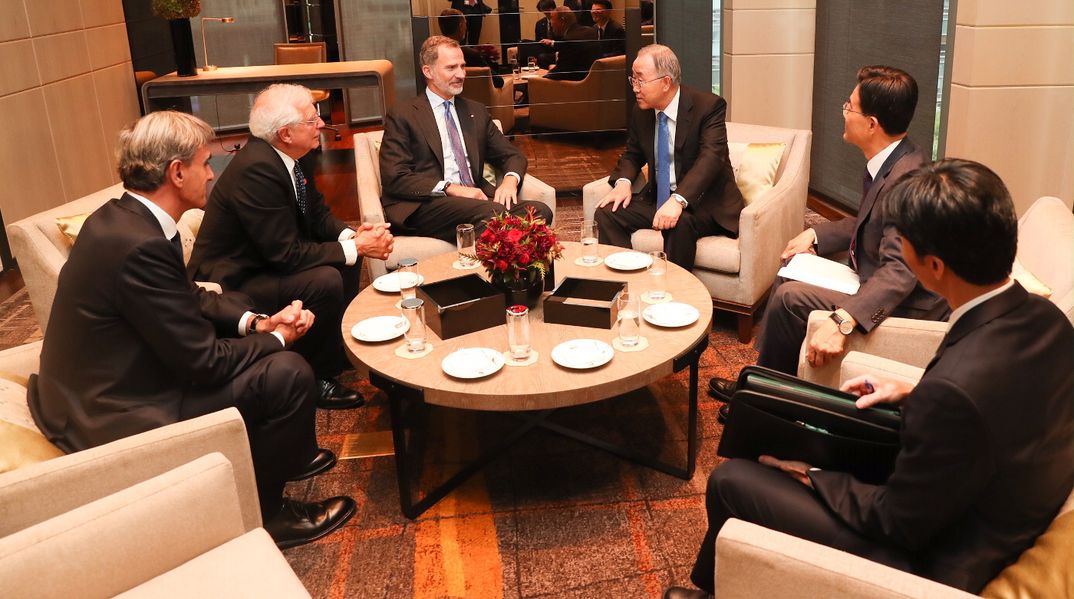 El cariñoso recibimiento a los Reyes en Seúl - magazinespain.com