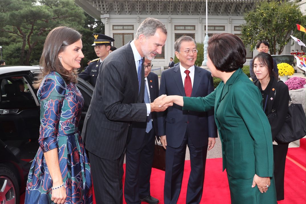 El cariñoso recibimiento a los Reyes en Seúl - magazinespain.com