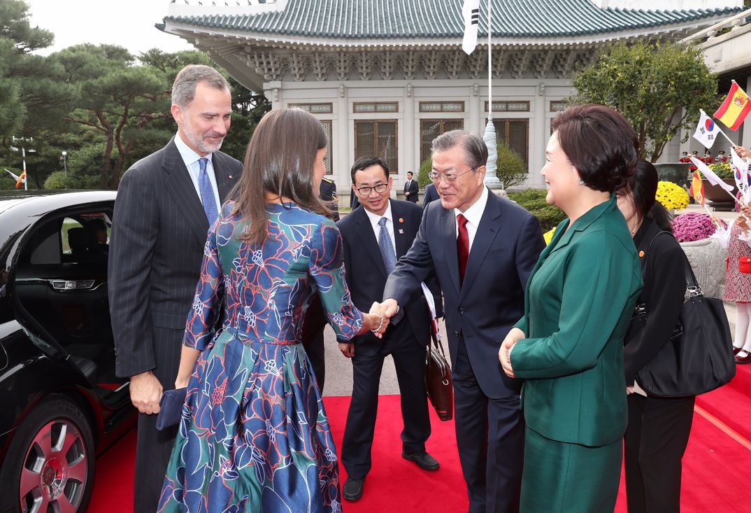 El cariñoso recibimiento a los Reyes en Seúl - magazinespain.com