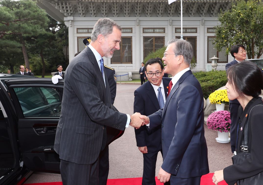 El cariñoso recibimiento a los Reyes en Seúl - magazinespain.com