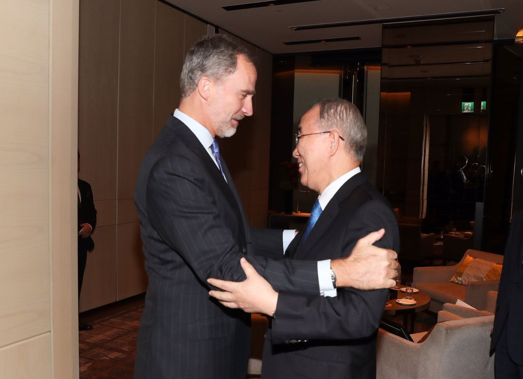 El cariñoso recibimiento a los Reyes en Seúl - magazinespain.com