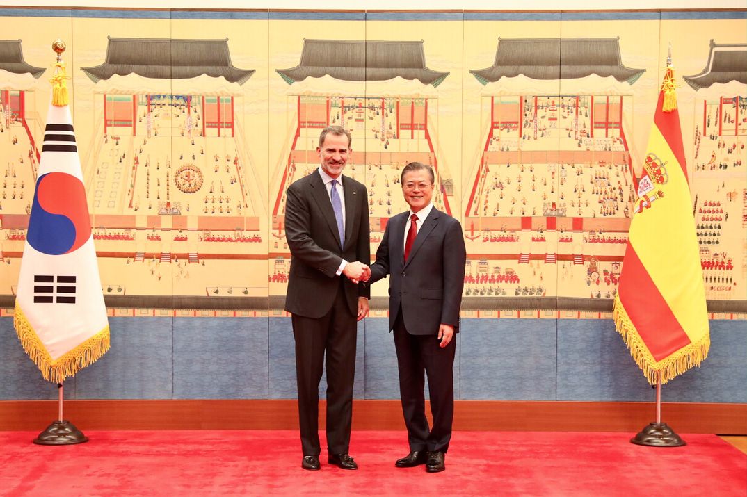 El cariñoso recibimiento a los Reyes en Seúl - magazinespain.com