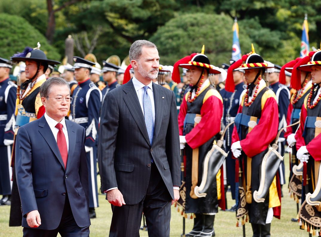 El cariñoso recibimiento a los Reyes en Seúl - magazinespain.com