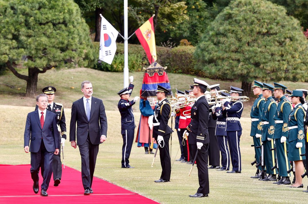 El cariñoso recibimiento a los Reyes en Seúl - magazinespain.com