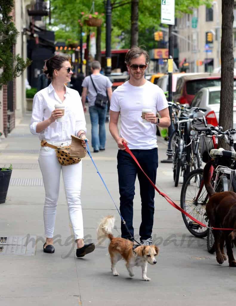 La complicidad de Anne Hathaway y su marido Adam Shulman ... La complicidad de Anne Hathaway y su marido Adam Shulman ...