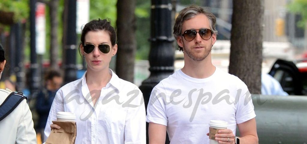 La complicidad de Anne Hathaway y su marido Adam Shulman ... La complicidad de Anne Hathaway y su marido Adam Shulman ...