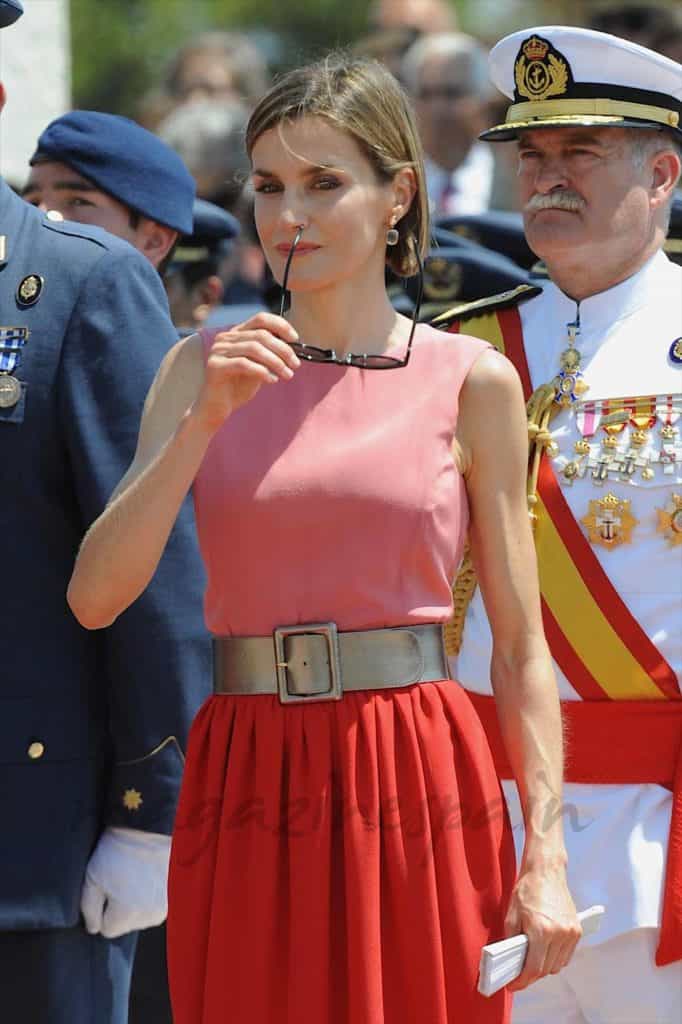La reina Letizia espectacular en rosa y rojo - magazinespain.com