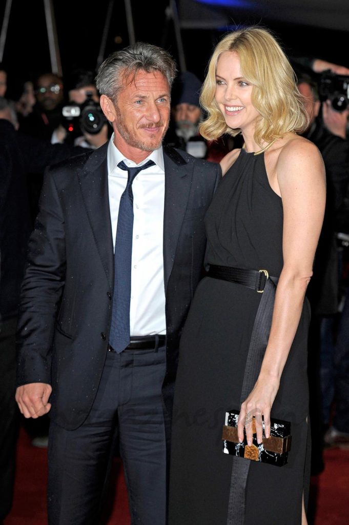 Sean Penn y Charlize Theron, enamorados en la alfombra roja ...
